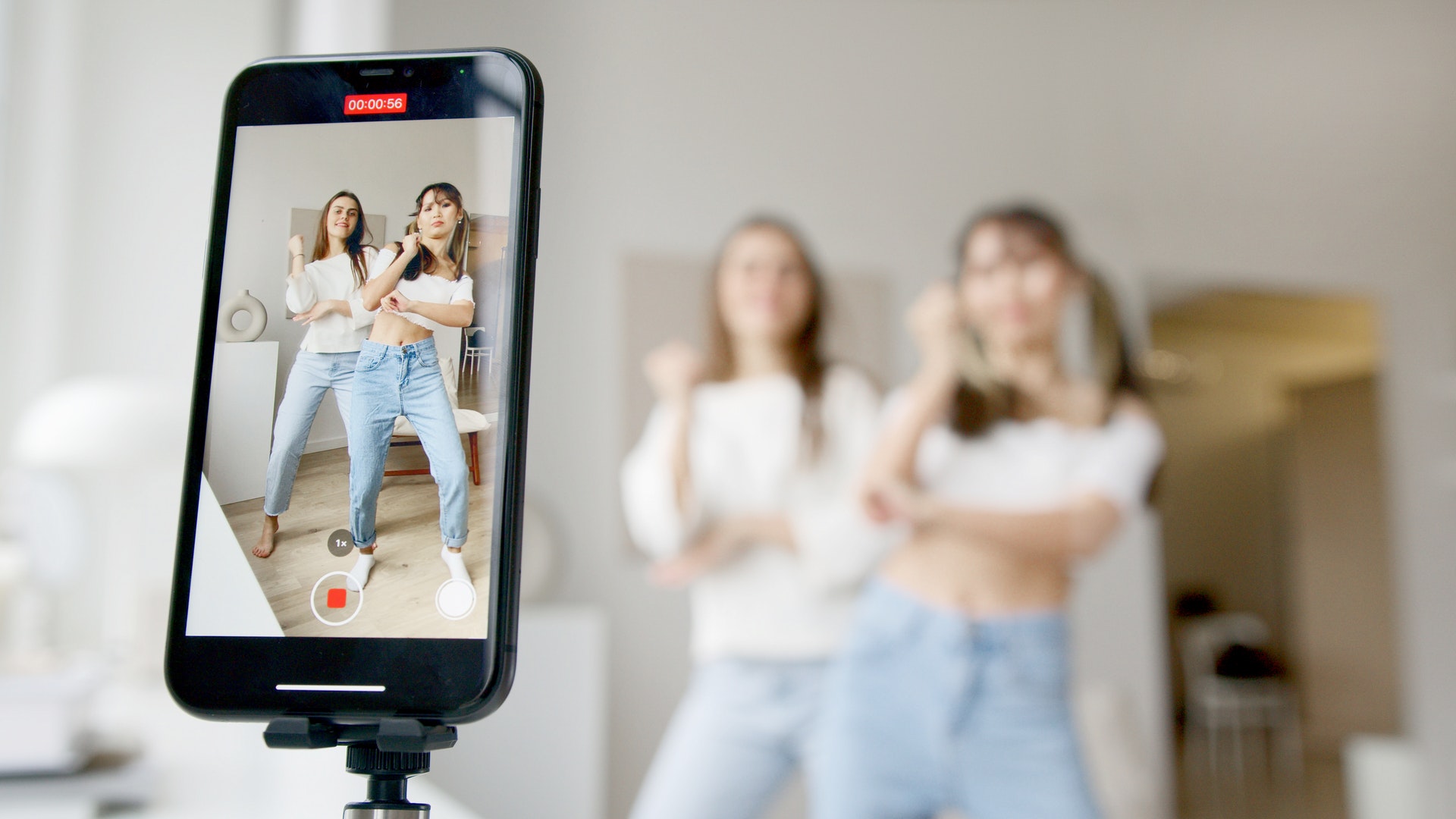 10 TikTok challenges to do with your friends! - Truth or Dare
